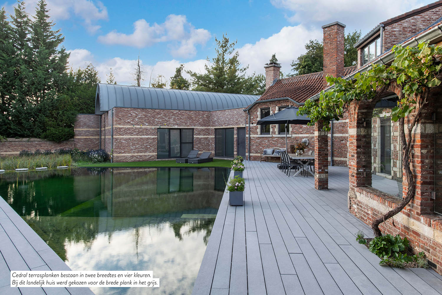 Cedral vezelcement terrasplanken rond rustieke zwemvijver ...