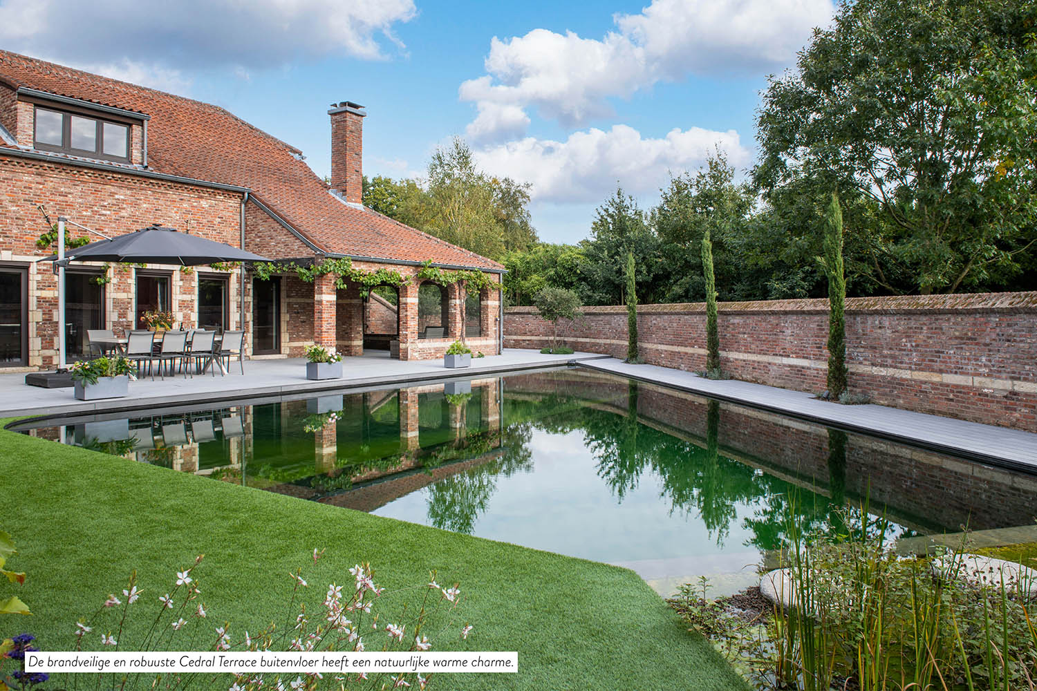 Cedral vezelcement terrasplanken rond rustieke zwemvijver ...